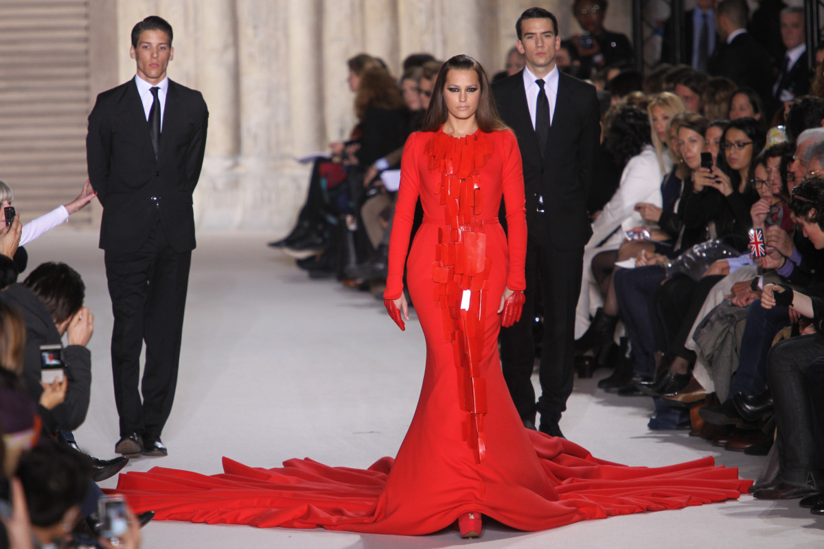 Yasmin Le Bon Models 110-Pound Dress By Stephane Rolland (PHOTOS ...