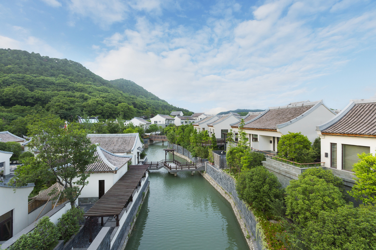 Chinese Tourists REALLY Love Their Swimming Pool At The 'Daying Dead ...