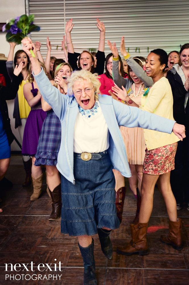 17 LOL-Worthy Bouquet Toss Photos For Your Amusement | HuffPost