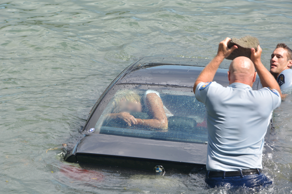 New Zealand Police Rescue Drowning Woman From Car Photos Huffpost