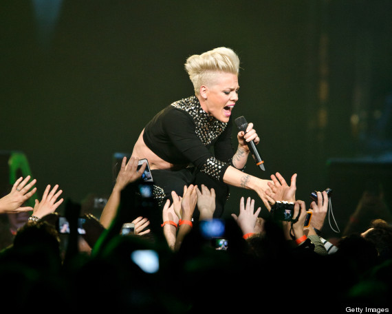 Pink Stops Her Concert Mid-Song To Comfort Crying Fan And Stop Fight ...