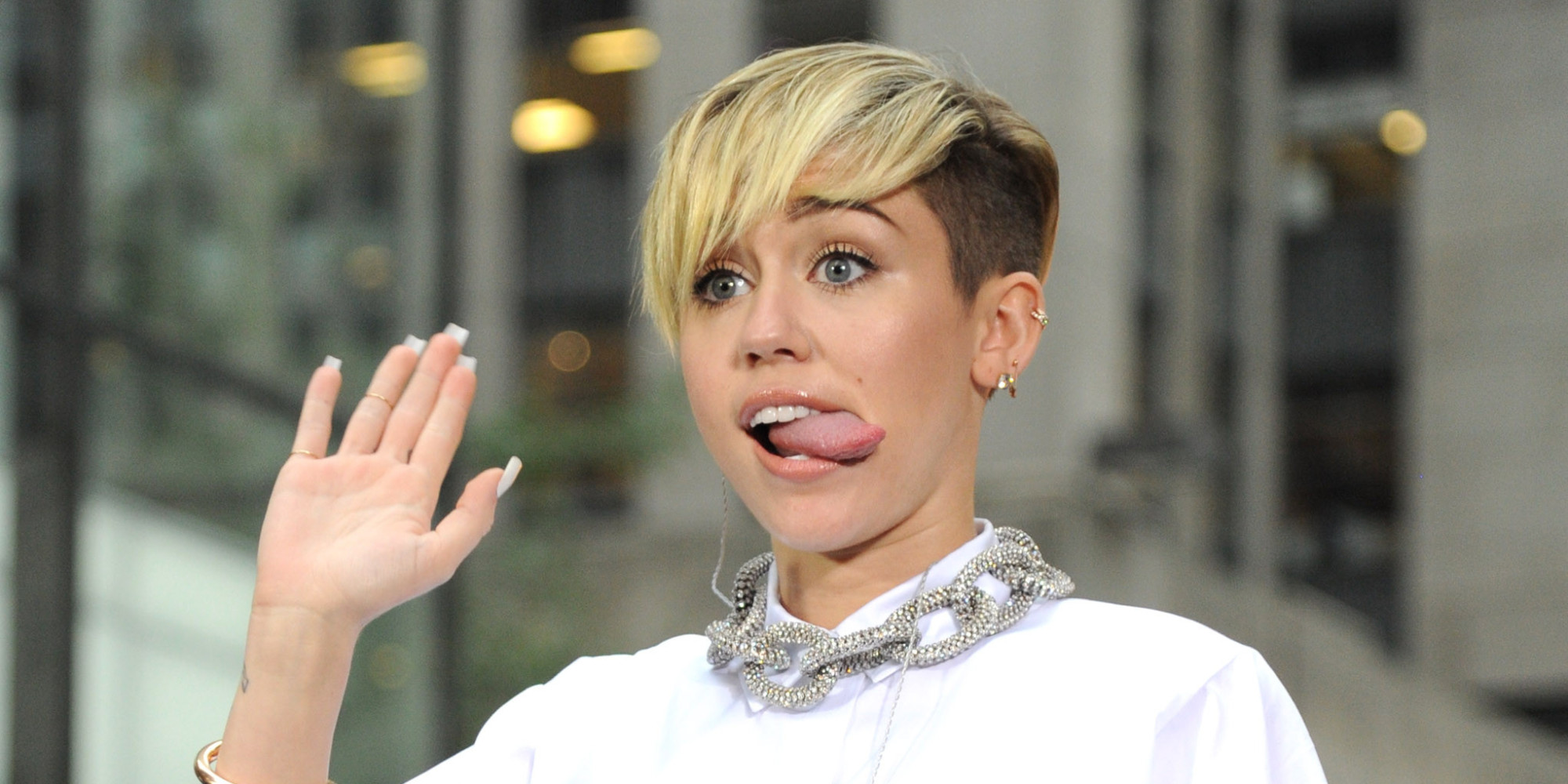 Miley Cyrus Suffers Ultimate Wardrobe Malfunction As She Flashes Live ...