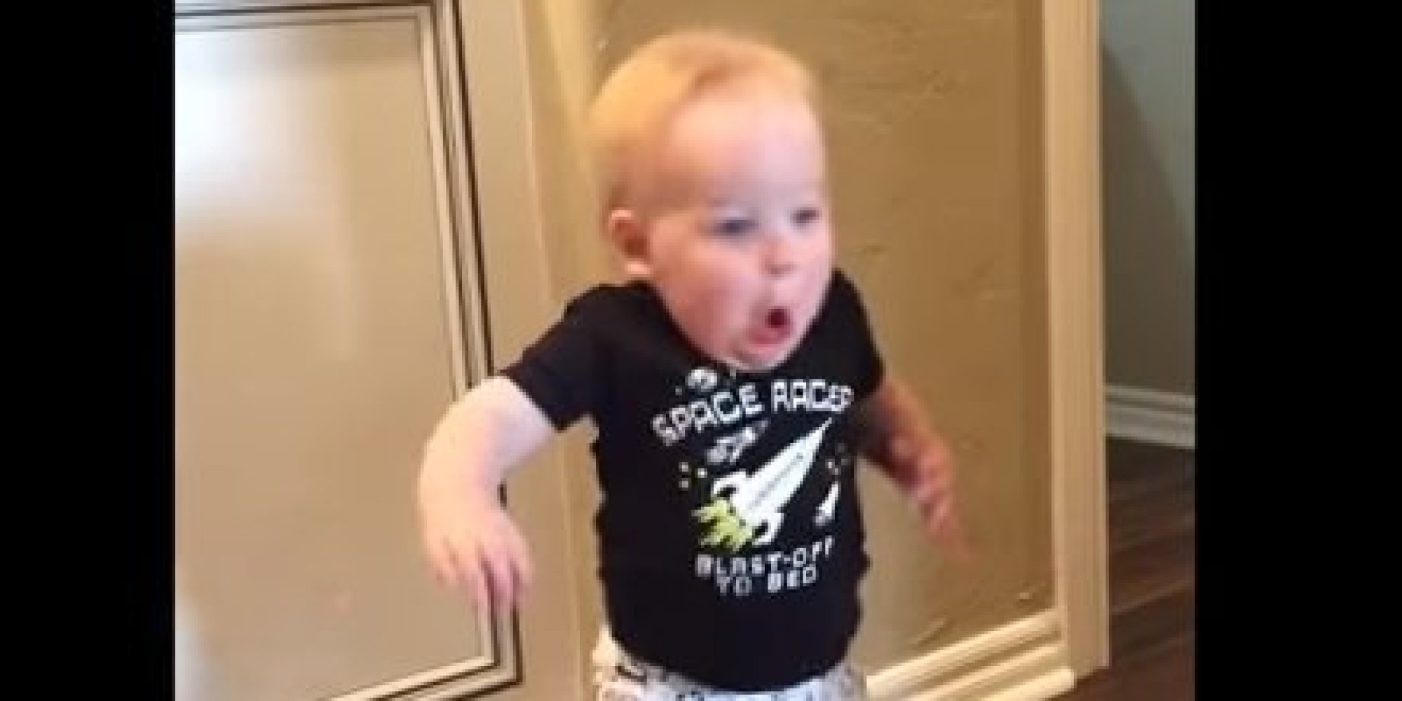 La reacción de este bebé al ser asustado por su abuelo es la sensación ...